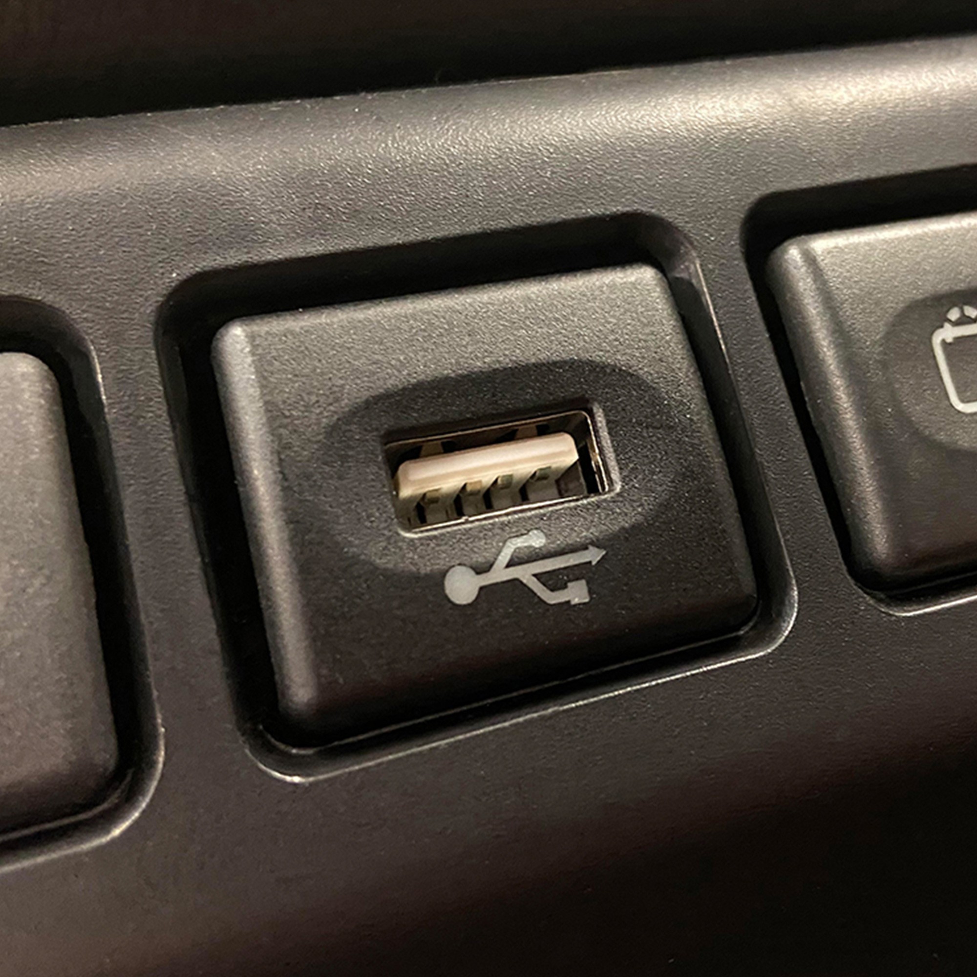 DA6674 - Mud Defender 2002-2016 Usb Dash Switch Socket Retains Factory ...