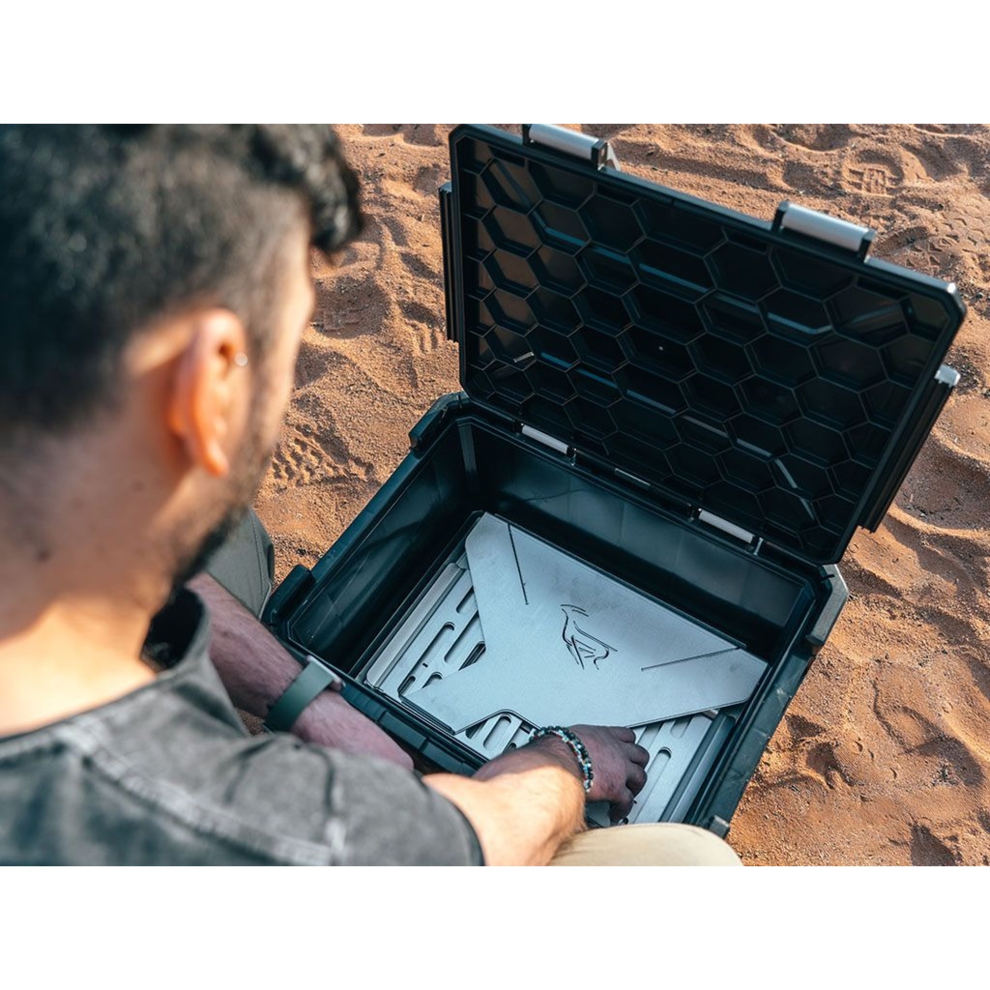 VACC090 - Front Runner Bbq/Fire Pit and Wolf Pack Pro Kit